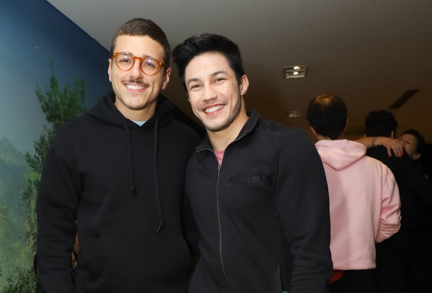 Ginasta Arthur Nory faz rara aparição com o namorado, João Otávio Tasso