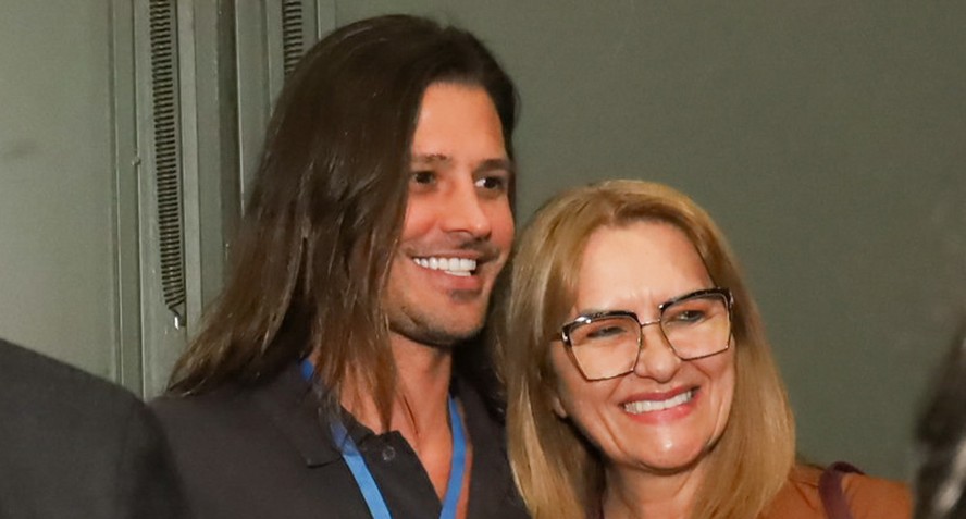 Dado Dolabella vai a evento cercado de seguranças, e posa com fãs