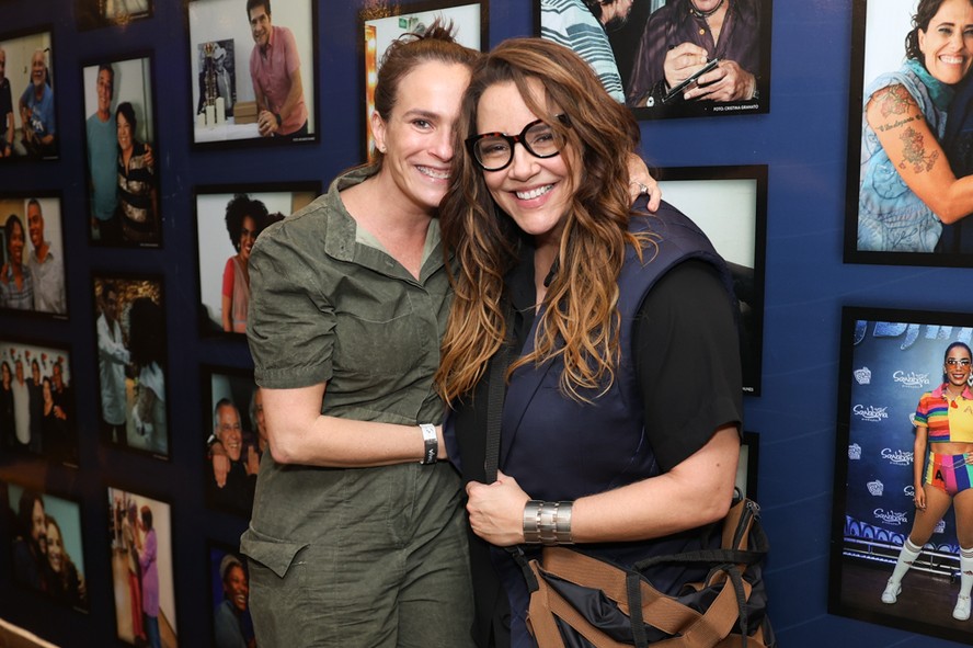 Ana Carolina faz aparição rara com a namorada, Ramona Bakker, em show ...