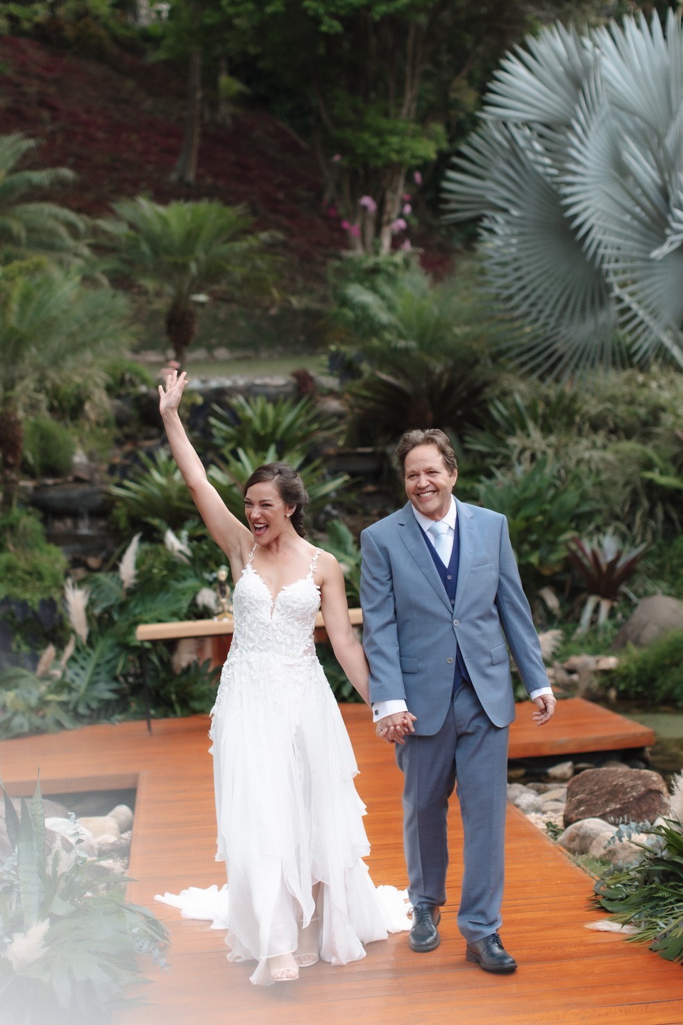 Adriana Birolli se casa com Ivan Zettel no Rio; veja fotos