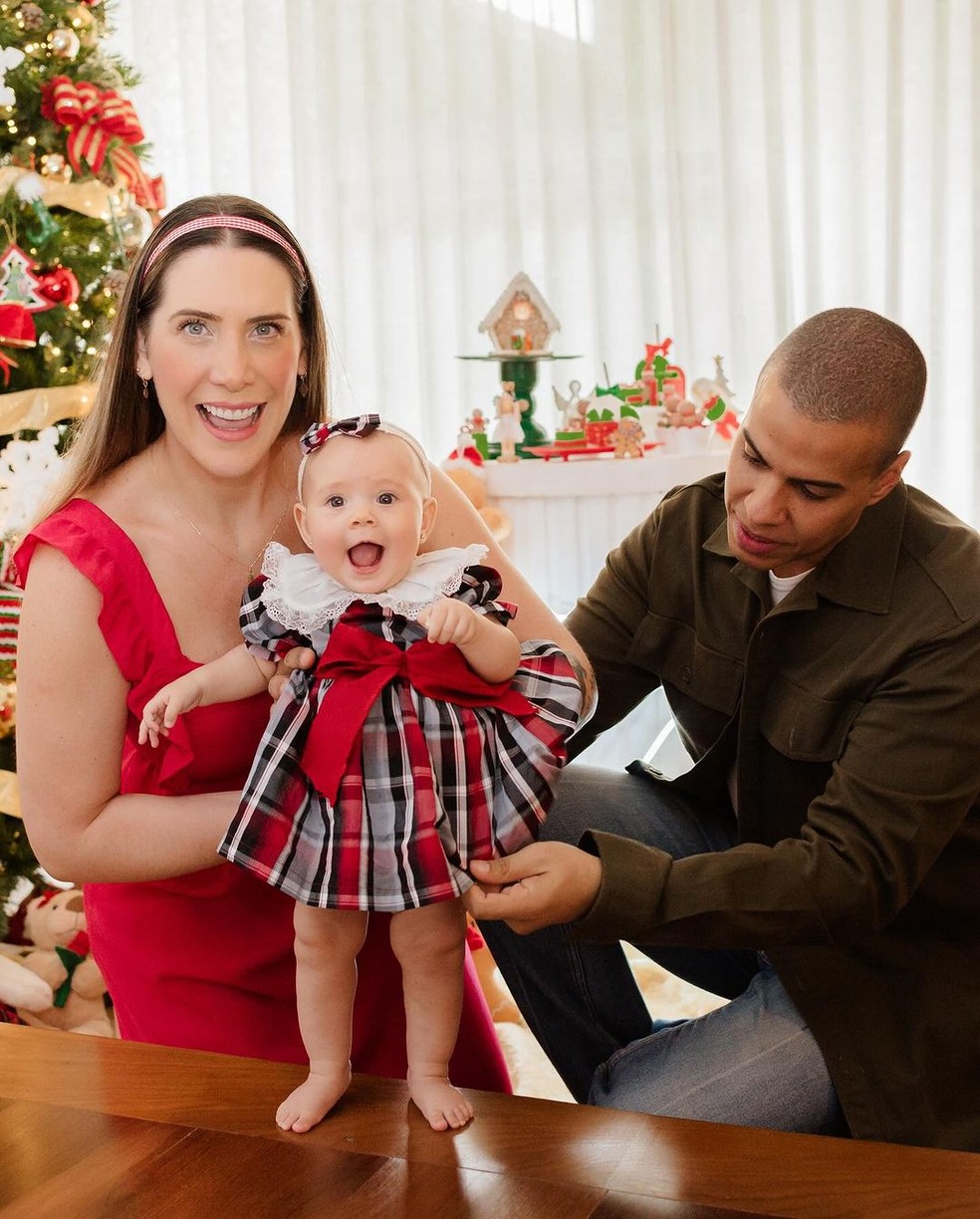 Apresentador Thiago Oliveira celebra 7 meses da filha com ensaio de Natal