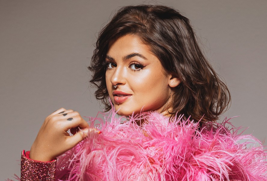 Musa da Barroca Zona Sul diz ter se arrependido de 'cirurgia da virgindade'