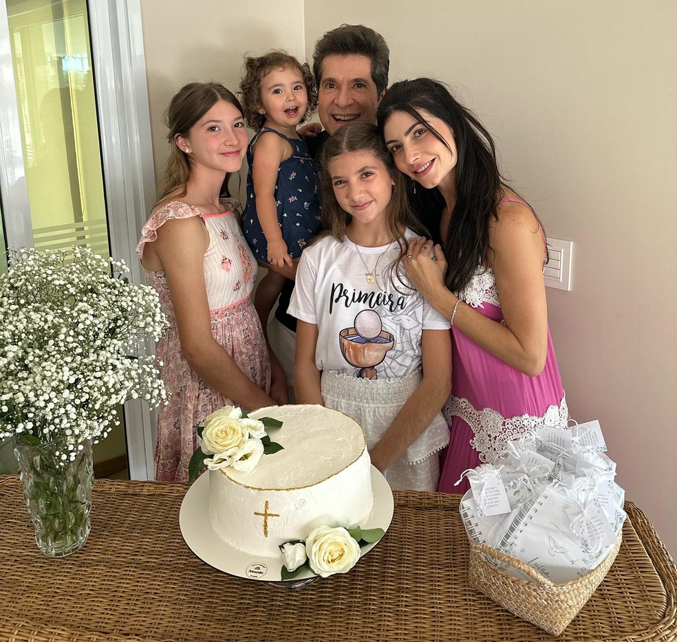 Sertanejo Daniel e a mulher posam com as filhas em dia de primeira comunhão