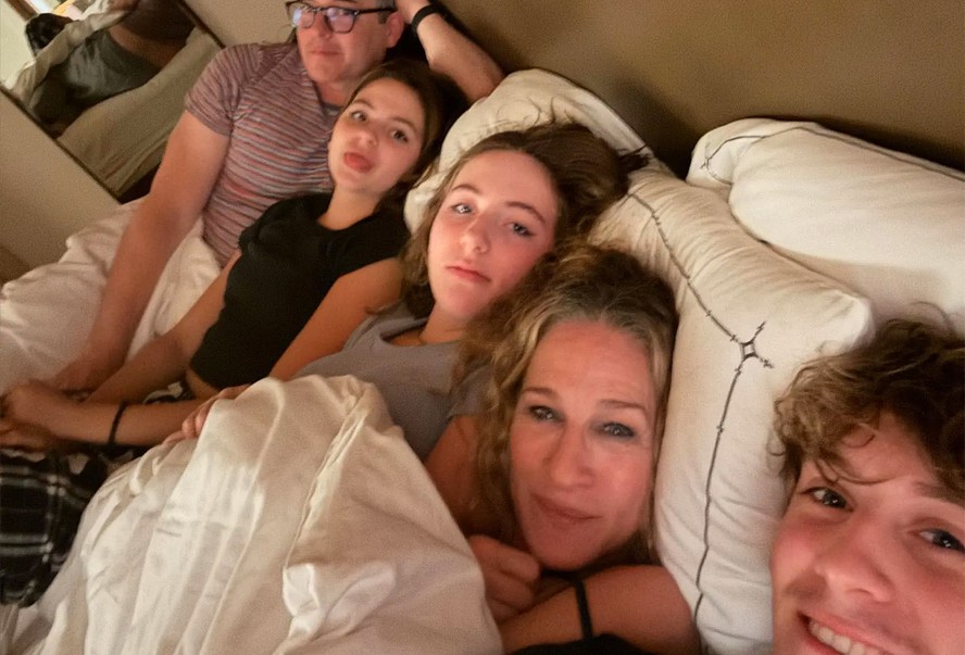 Sarah Jessica Parker e Matthew Broderick postam selfie rara em casa com os filhos