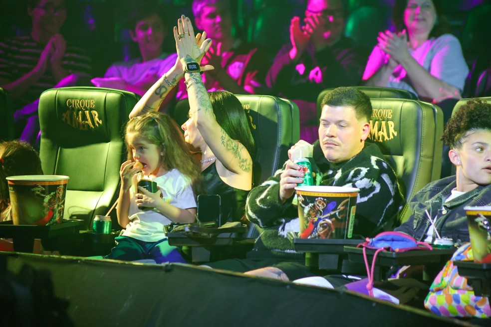 Ferrugem se diverte em noite de circo com a mulher e as três filhas