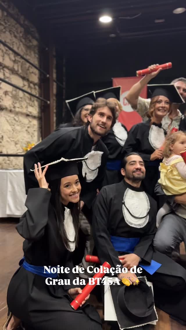 Felipe Ricca, filho de Adriana Esteves e Marco Ricca, celebra formação ...