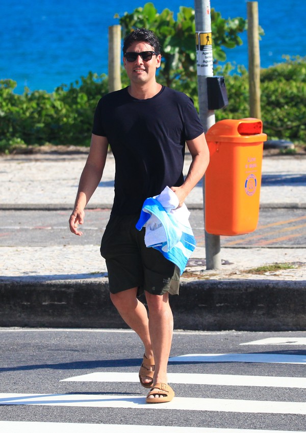 Em pausa na carreira, Bruno De Luca é visto deixando a praia no Rio