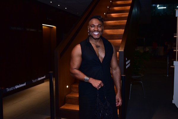 Fred Nicácio posa sorridente ao lado do marido na estreia da turnê ...