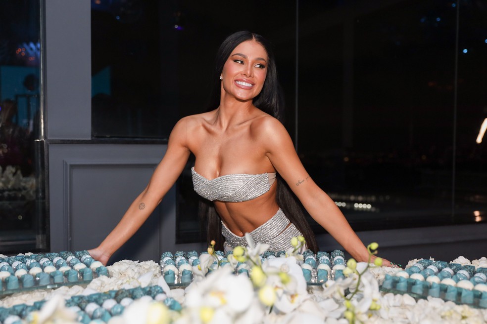 Flavia Pavanelli exibe tanquinho em festa para celebrar aniversário de 25 anos