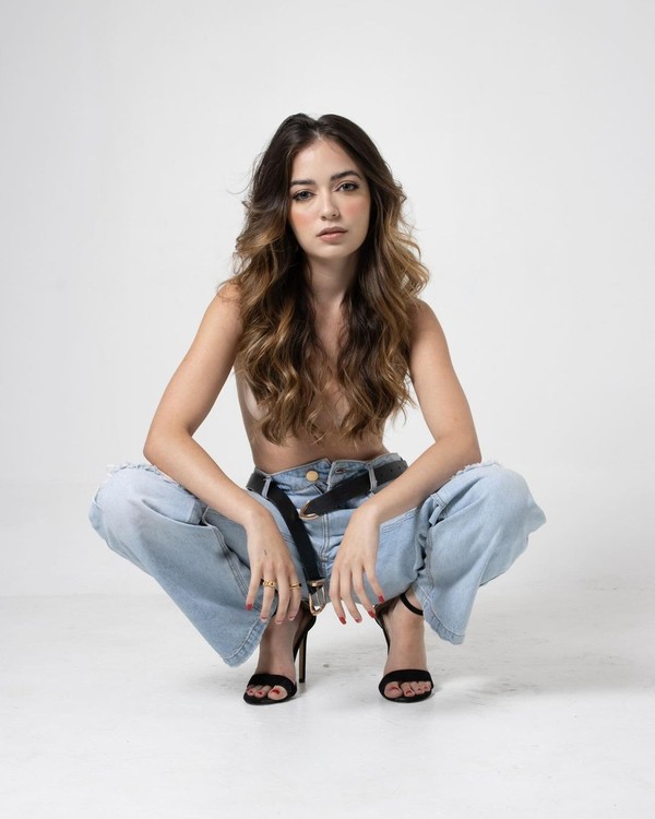 Após 'Fuzuê', Anna Rita Cerqueira faz ensaio topless