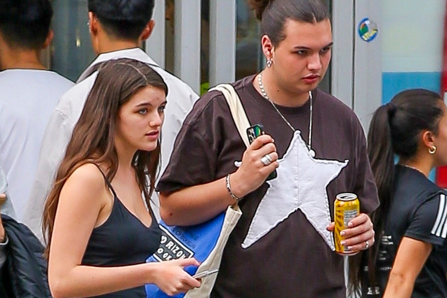 Aos 17, Suri Cruise curte o verão na cidade de Nova York com amigo