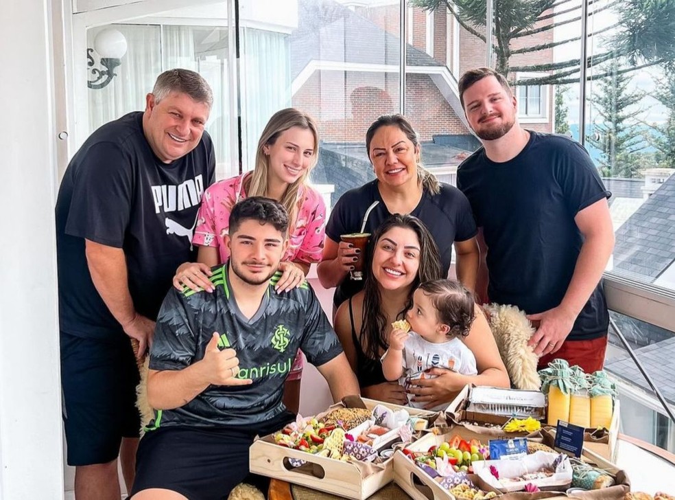 Conheça Letícia Stuchi, influenciadora do RS que mobilizou ajudas de ...