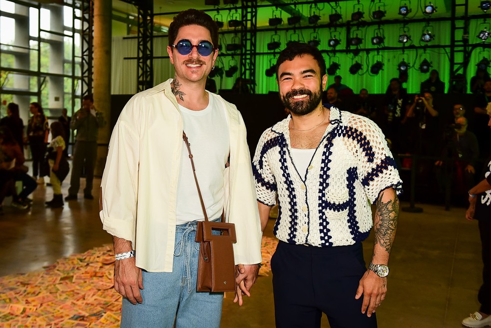Cheio de estilo, Mauricio de Sousa assiste ao desfile da SPFW com filho ...
