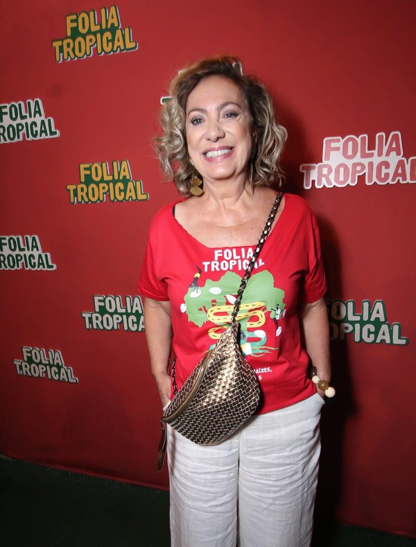 Eliane Giardini curte folga da reta final de 'Mania de Você' na Sapucaí ...