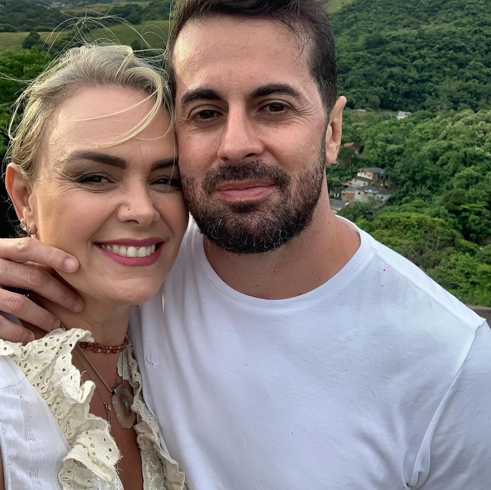 Ex-paquita Ana Paula Almeida se casa em cerimônia na natureza