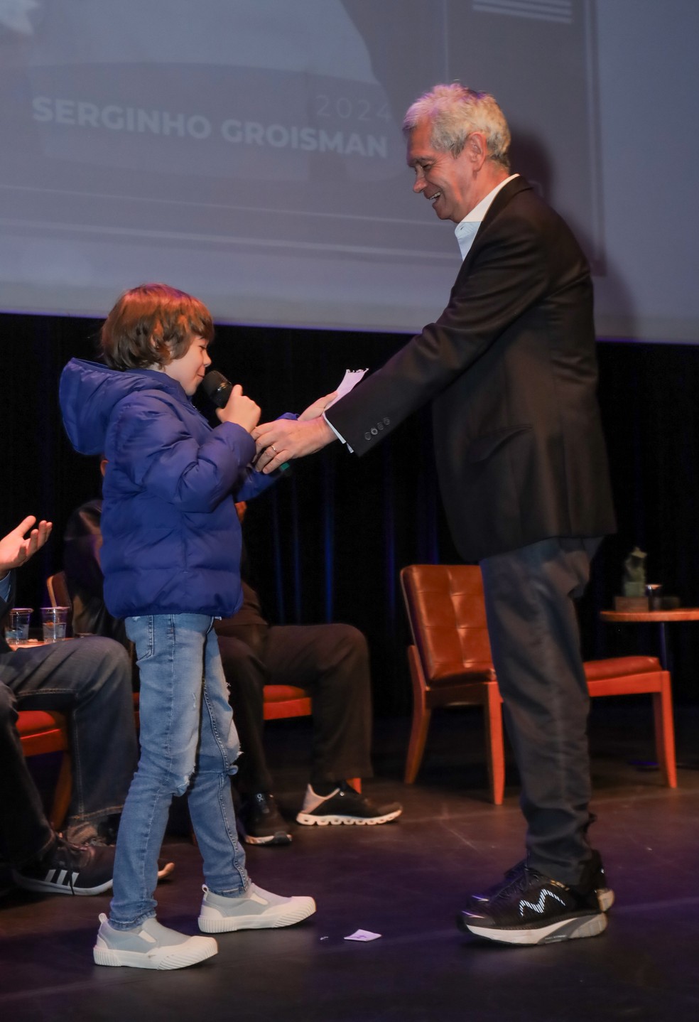 Filho de 9 anos de Serginho Groisman rouba a cena em homenagem ao pai ...