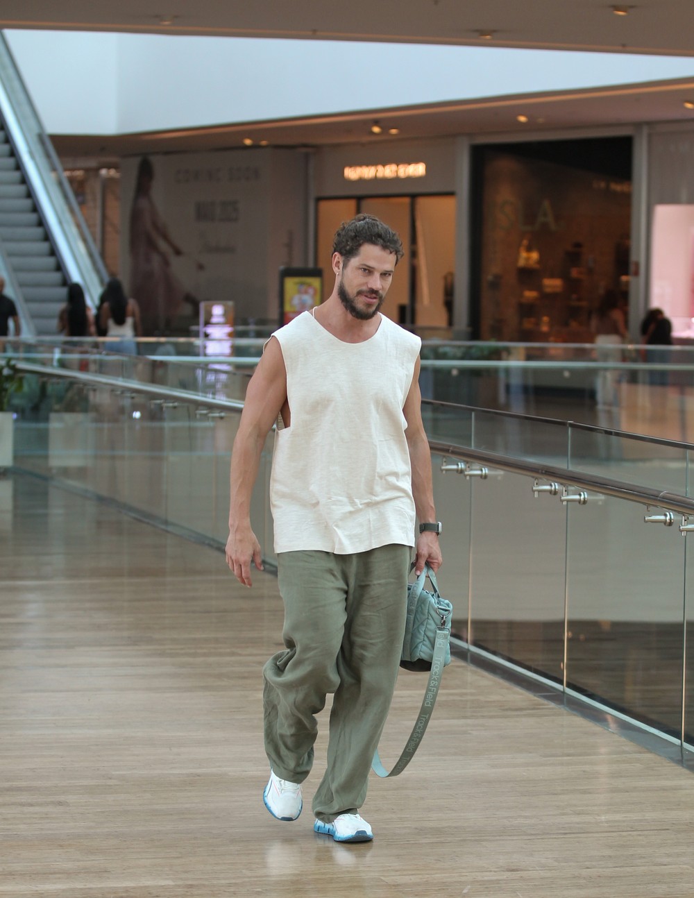 José Loreto bate perna em shopping do Rio de Janeiro; fotos