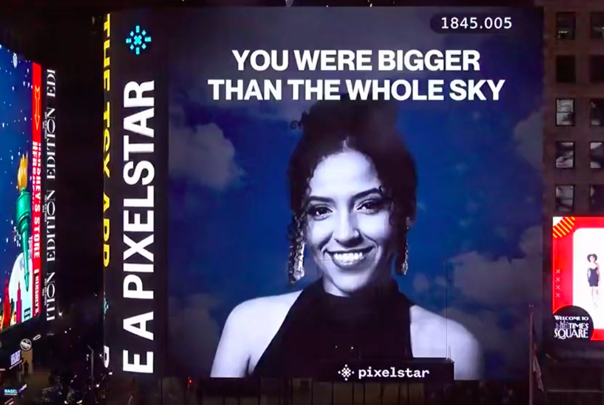Ana Clara Benevides é homenageada por fãs de Taylor Swift na Times Square