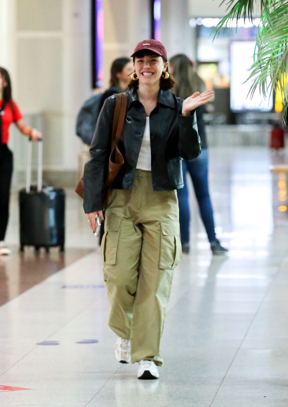 Alice Wegmann circula por embarque de aeroporto no Rio