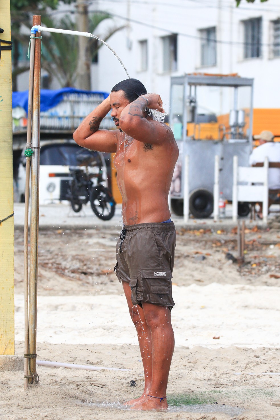 Xamã aproveita praia no Rio em dia de estreia como ator em 'Renascer'