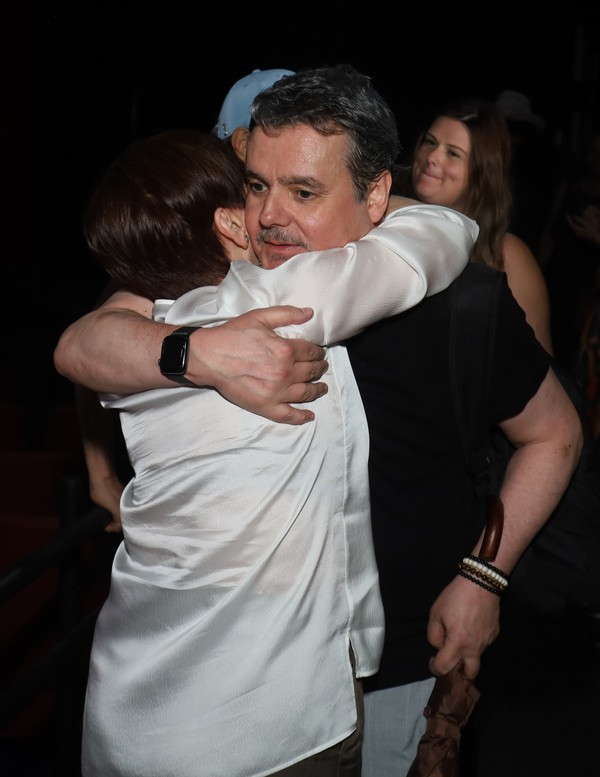 Lídia Brondi prestigia Cássio Gabus Mendes durante estreia teatral em SP