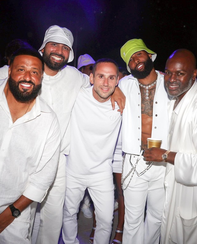 Jogador Mbappé posa para foto ao lado de Jay-Z em 'festa do branco ...