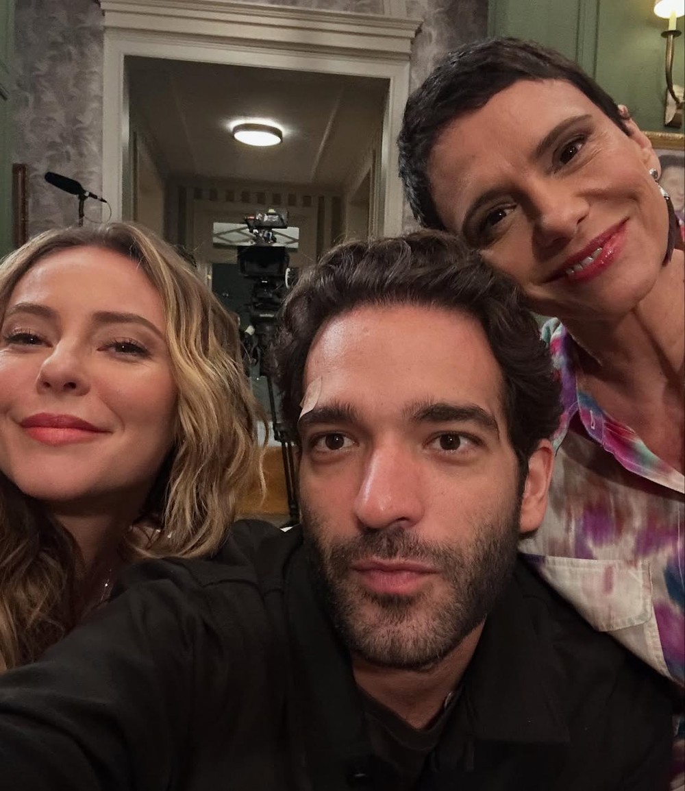 Bella Campos e Malu Galli fazem selfies nos bastidores de 'Vale Tudo'