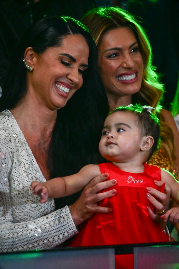 Filha de Zezé Di Camargo e Graciele Lacerda rouba a cena durante ...