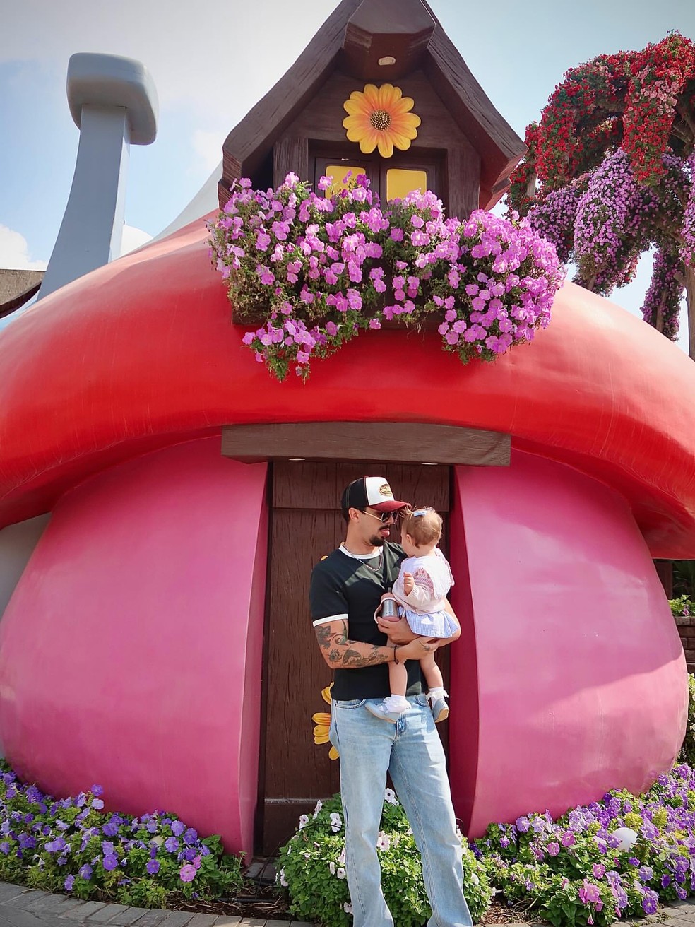 Discretíssimo com a filha, Luan Santana abre álbum de fotos da bebê em ...