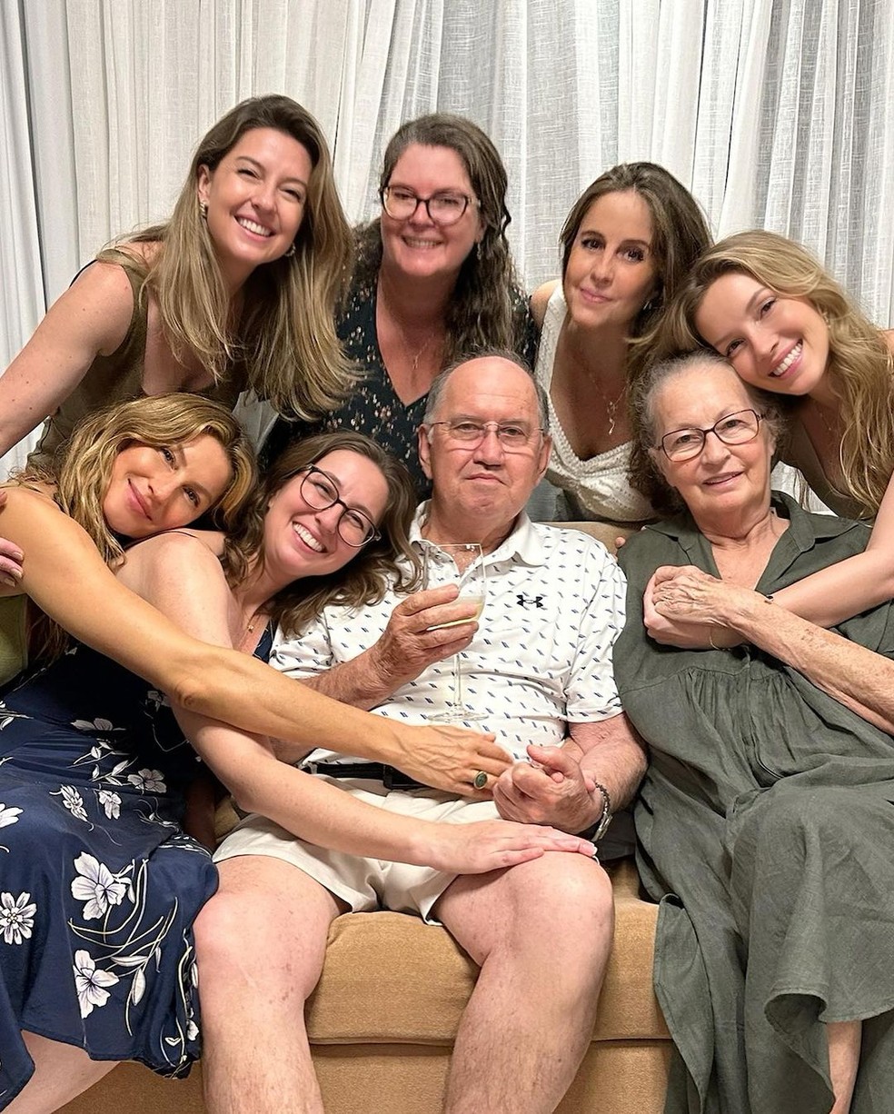 Gisele Bündchen posta sequência de fotos em família: 'Reconectando com o essencial'