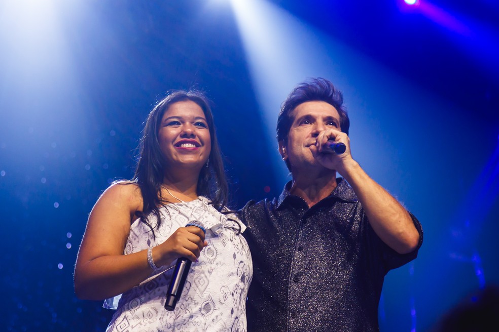 Daniel faz dueto com Jéssica, filha de João Paulo, em seu show em SP