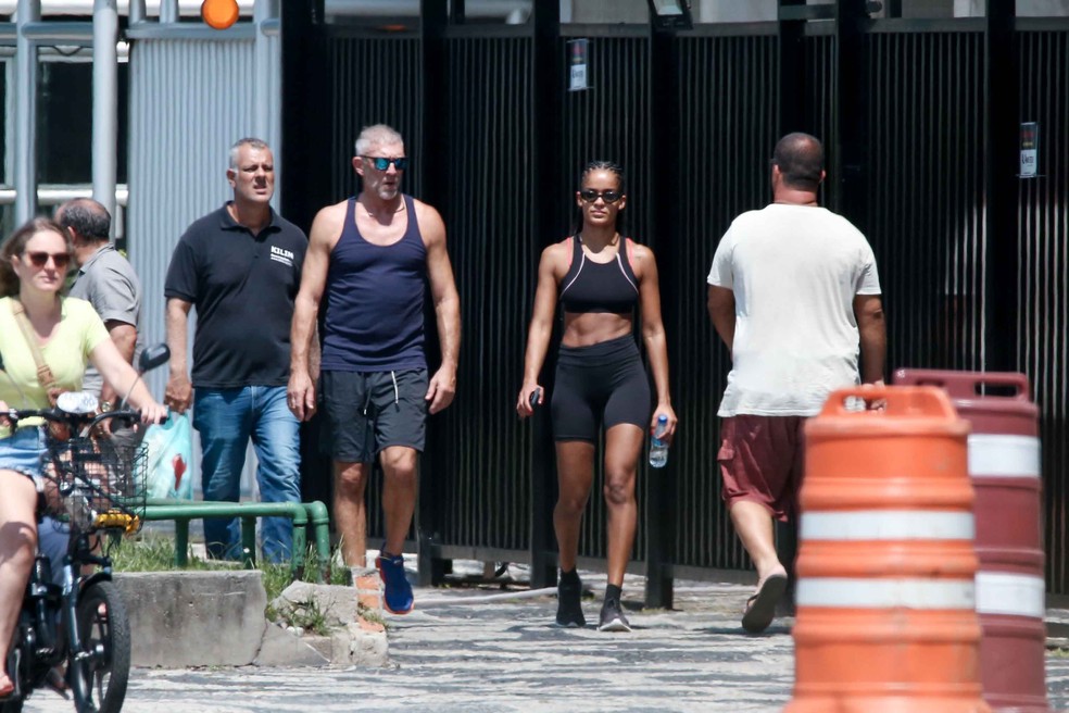 Vincent Cassel e Narah Baptista caminham no Arpoador após treino