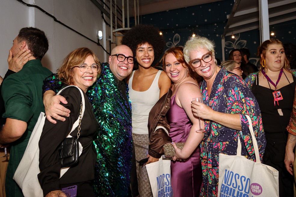 Tiago Abravanel recebe carinho da família em estreia de musical; fotos