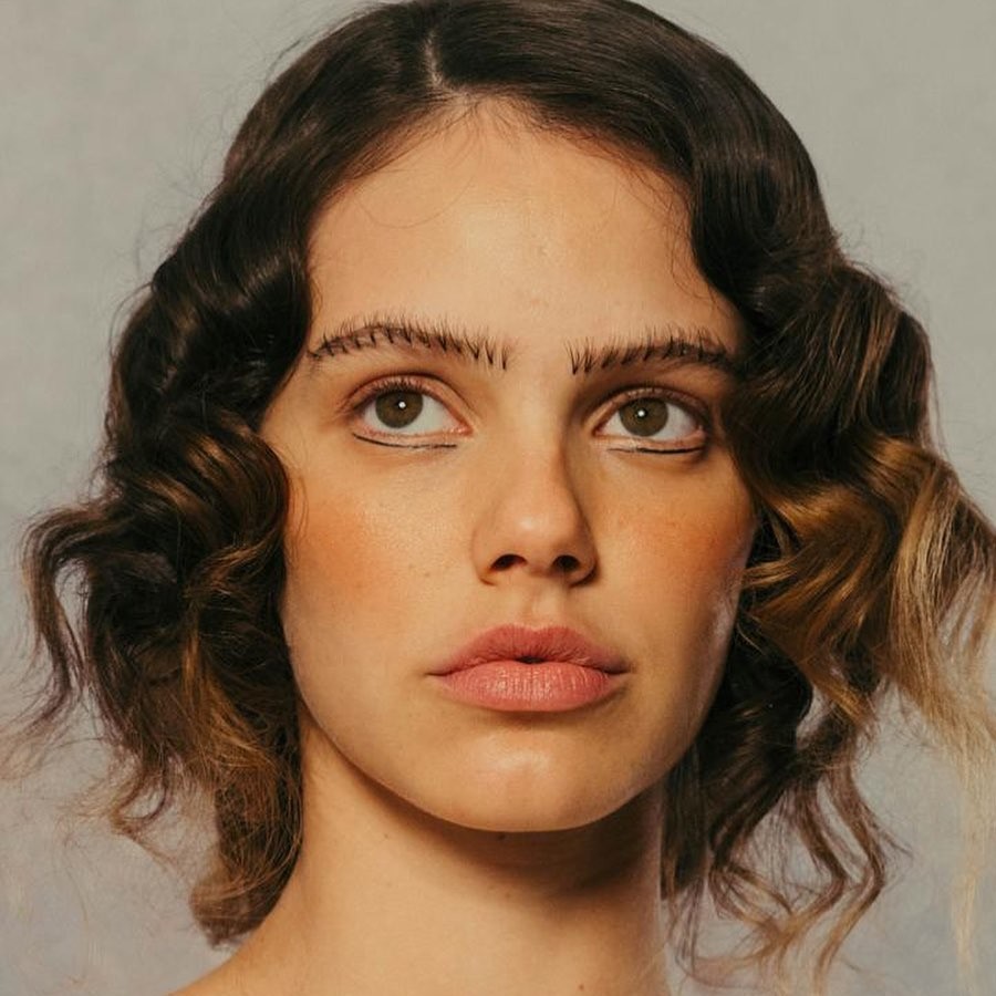 Saiba tudo sobre: Laura Neiva