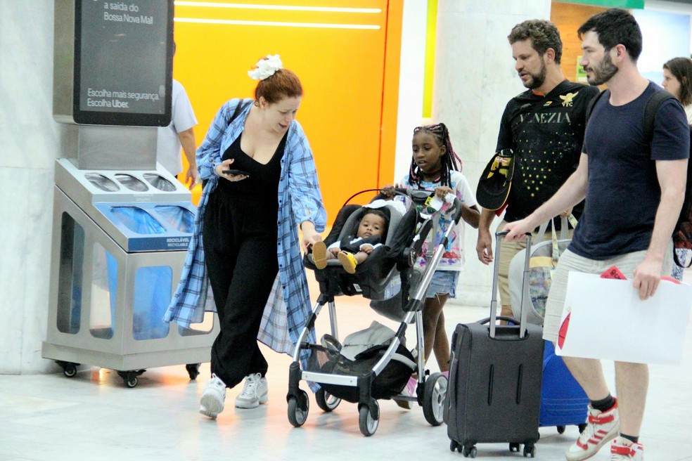 Leandra Leal desembarca com filha e amigos em aeroporto no Rio de Janeiro