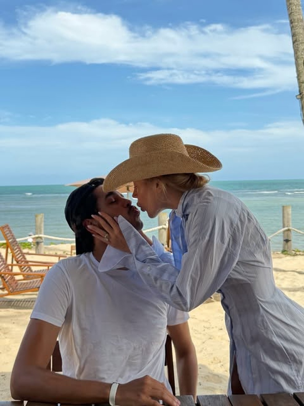 Grávida, Malu Borges posa de biquíni com marido e exibe barriguinha