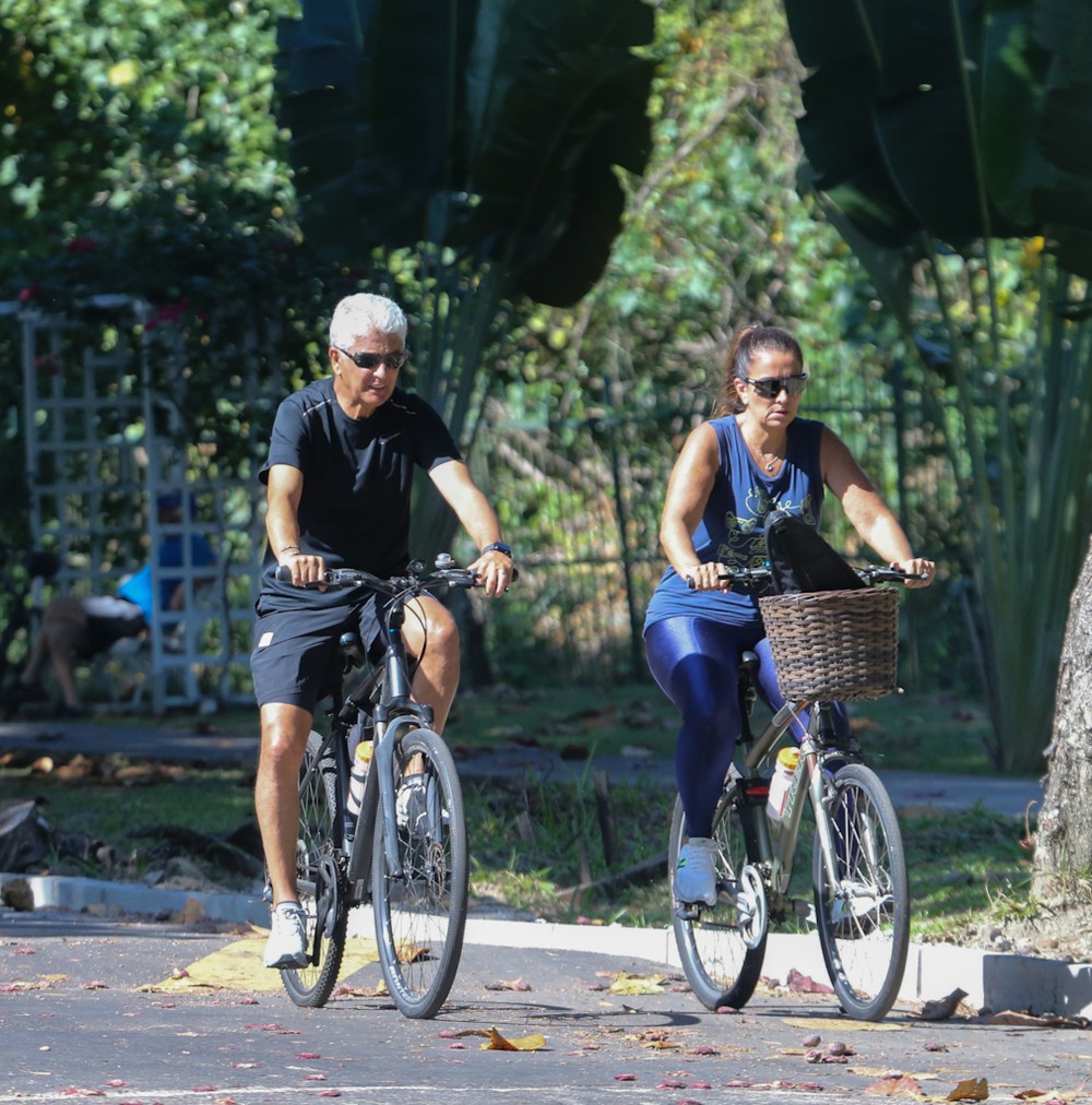 Bebeto, ex-jogador da Seleção Brasileira, é visto em passeio com a ...