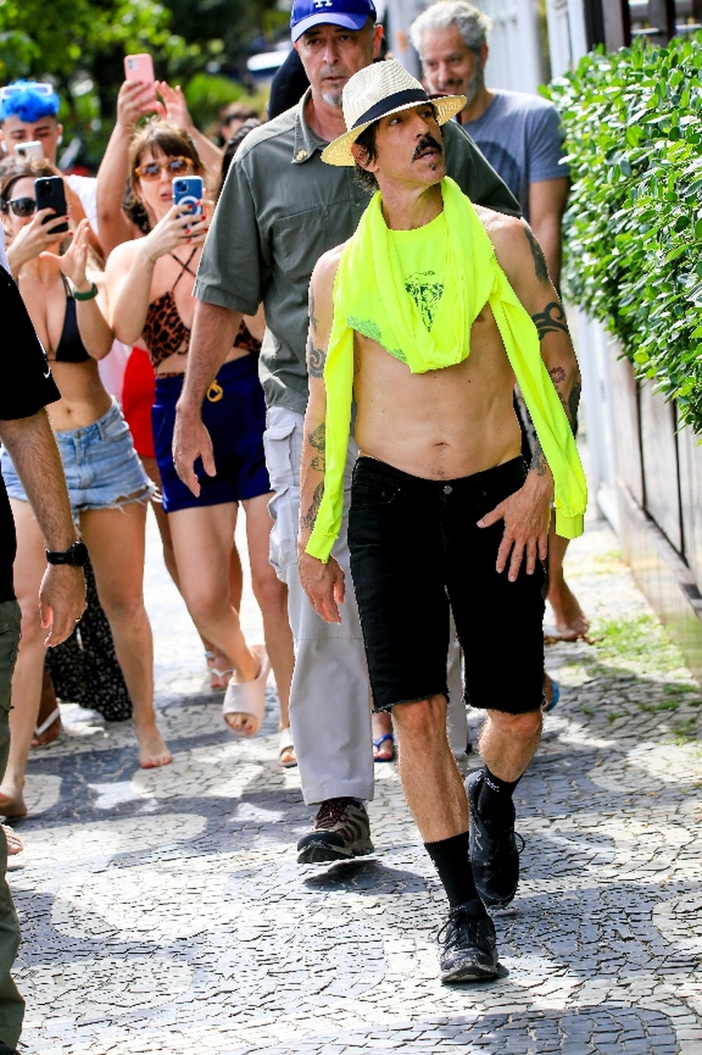 Anthony Kiedis, do Red Hot Chili Peppers, é seguido por fãs em passeio ...
