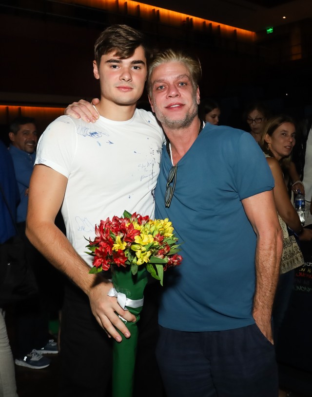 João Assunção recebe Fabio Assunção, mãe, namorada e irmã em estreia no ...