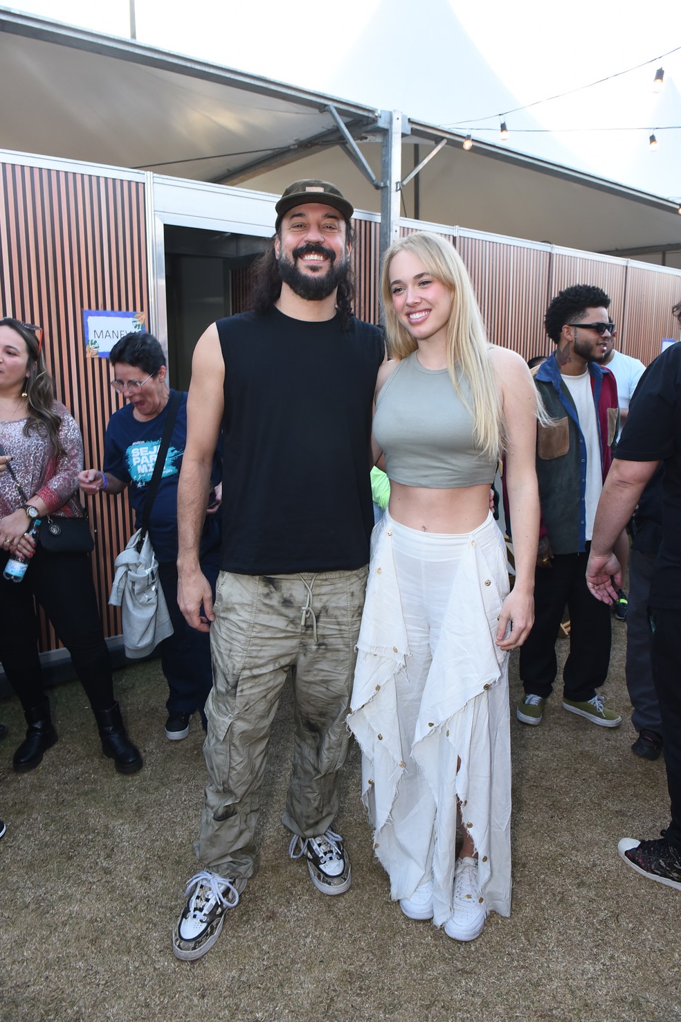 Gabriel o Pensador curte show com a namorada, Gabriela Vicente, de 22 anos