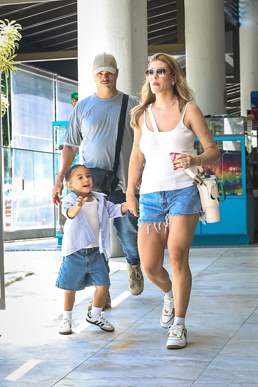 Lore Improta deixa hotel no Rio com a filha, Liz, após levar a pequena ...