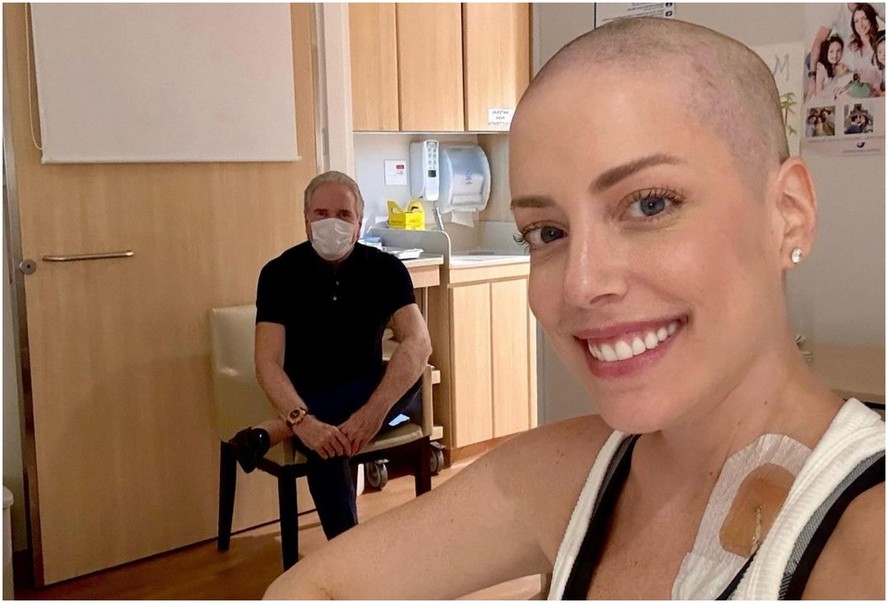 Roberto Justus visita filha com câncer no hospital: 'É bom estar com ela'