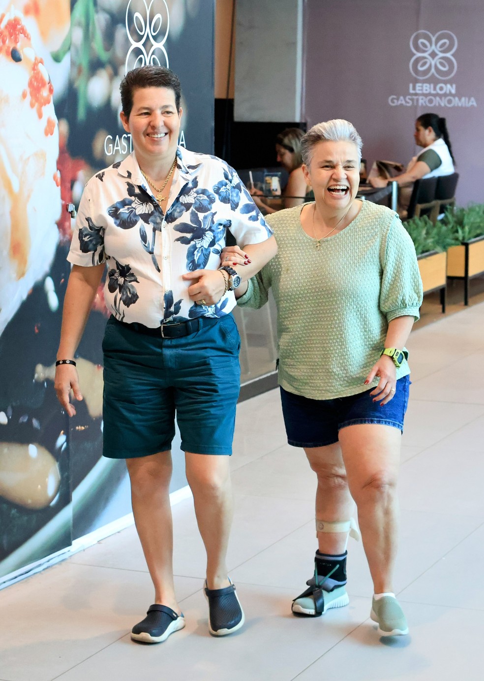 Com pé imobilizado, Claudia Rodrigues passeia por shopping com a namorada