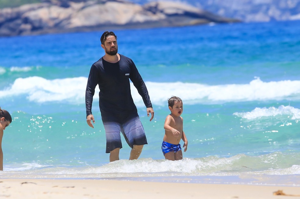 Recém-separado, Rafael Cardoso curte dia de praia com os filhos no Rio