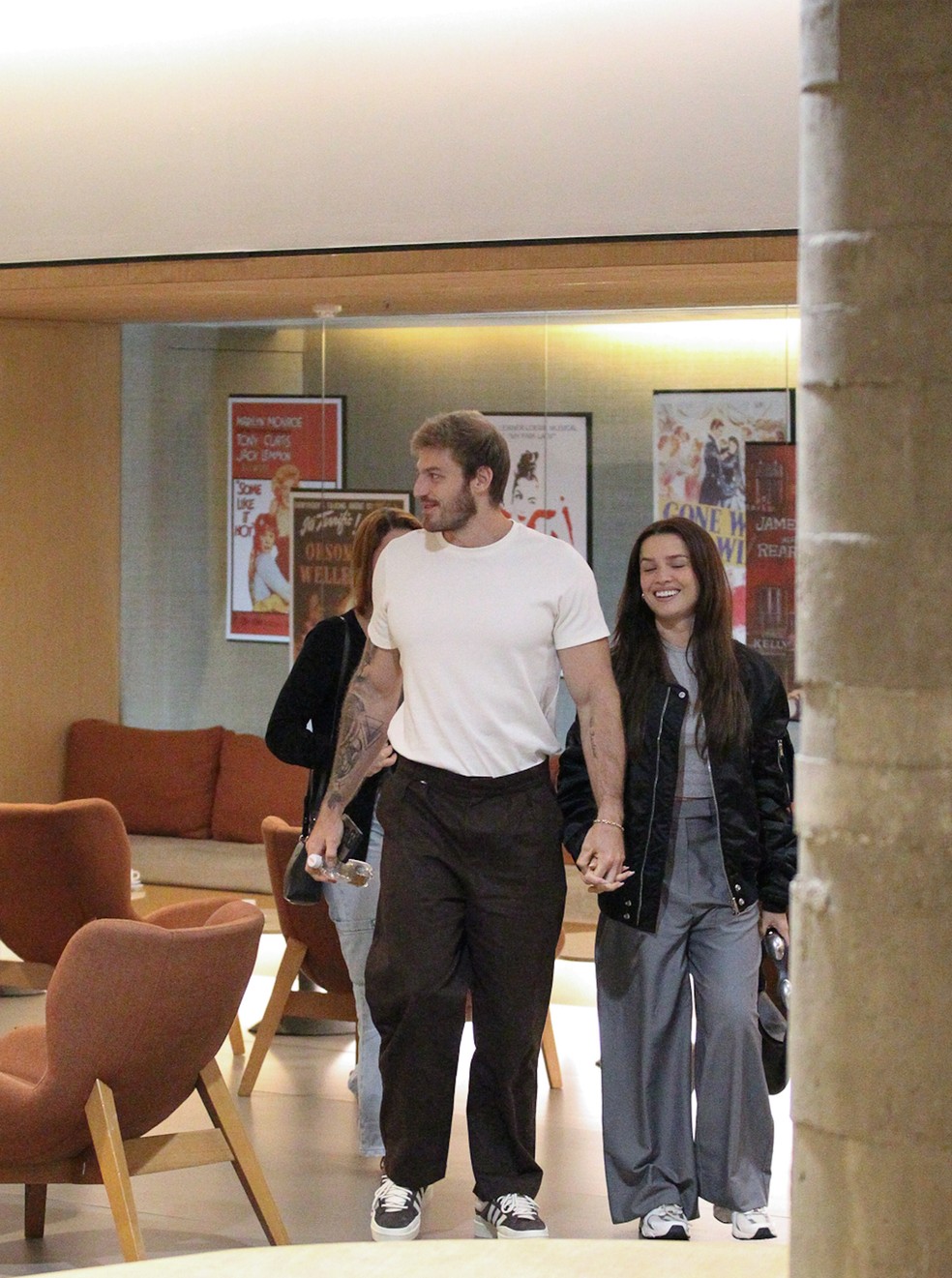 Após fraturar o nariz, Juliette curte cinema com o noivo, Kaique Cerveny