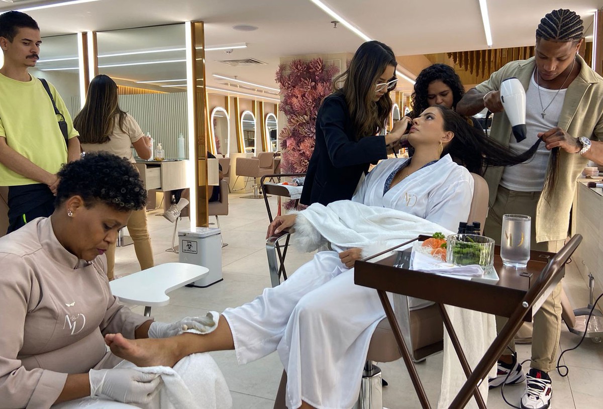 Ex-BBB Fernanda faz pedido inusitado durante dia de beleza no Rio