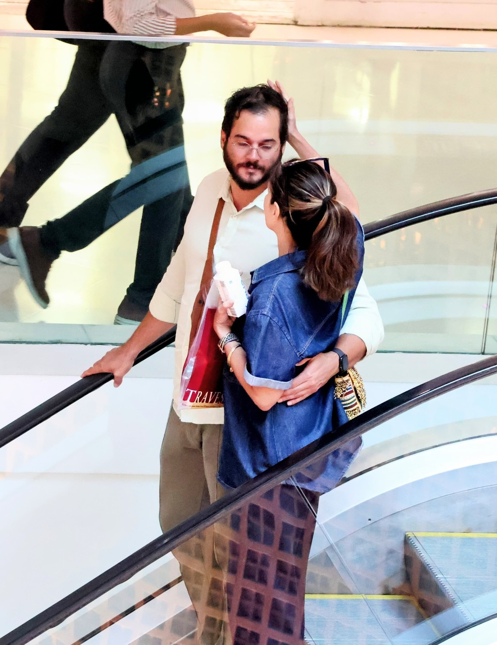 Fátima Bernardes e Túlio Gadêlha passeiam abraçadinhos no Rio; fotos