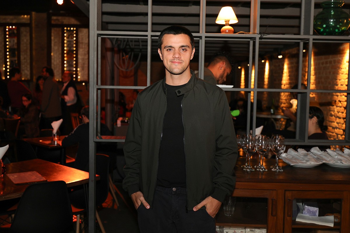 Felipe Simas prestigia show da dupla FernandoS, em São Paulo