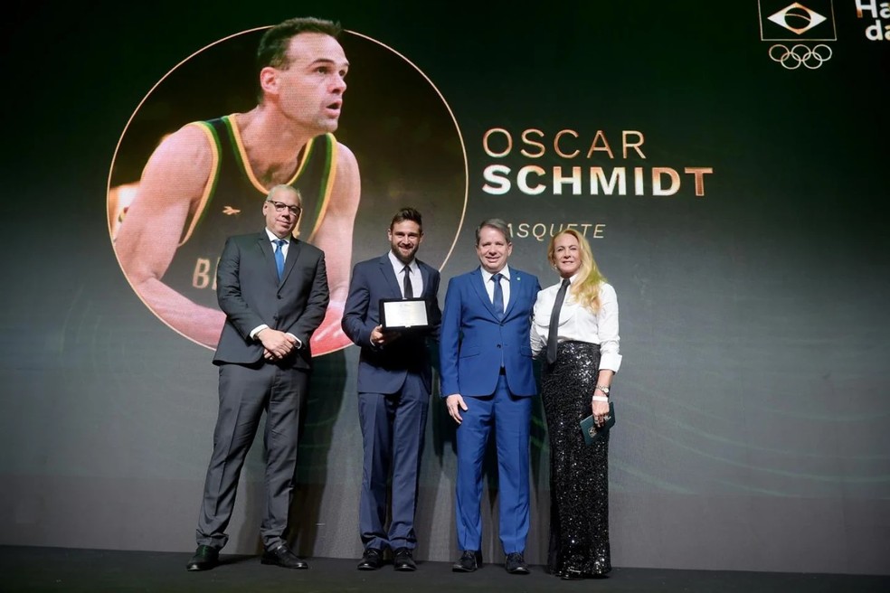 Oscar Schmidt se recuperava de cirurgia e foi homenageado no COB antes ...
