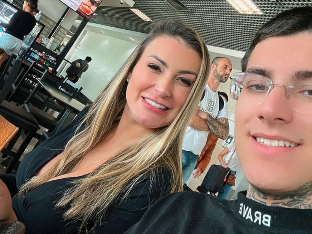 Filho de Andressa Urach revela o que pensa enquanto filma os conteúdos eróticos da mãe